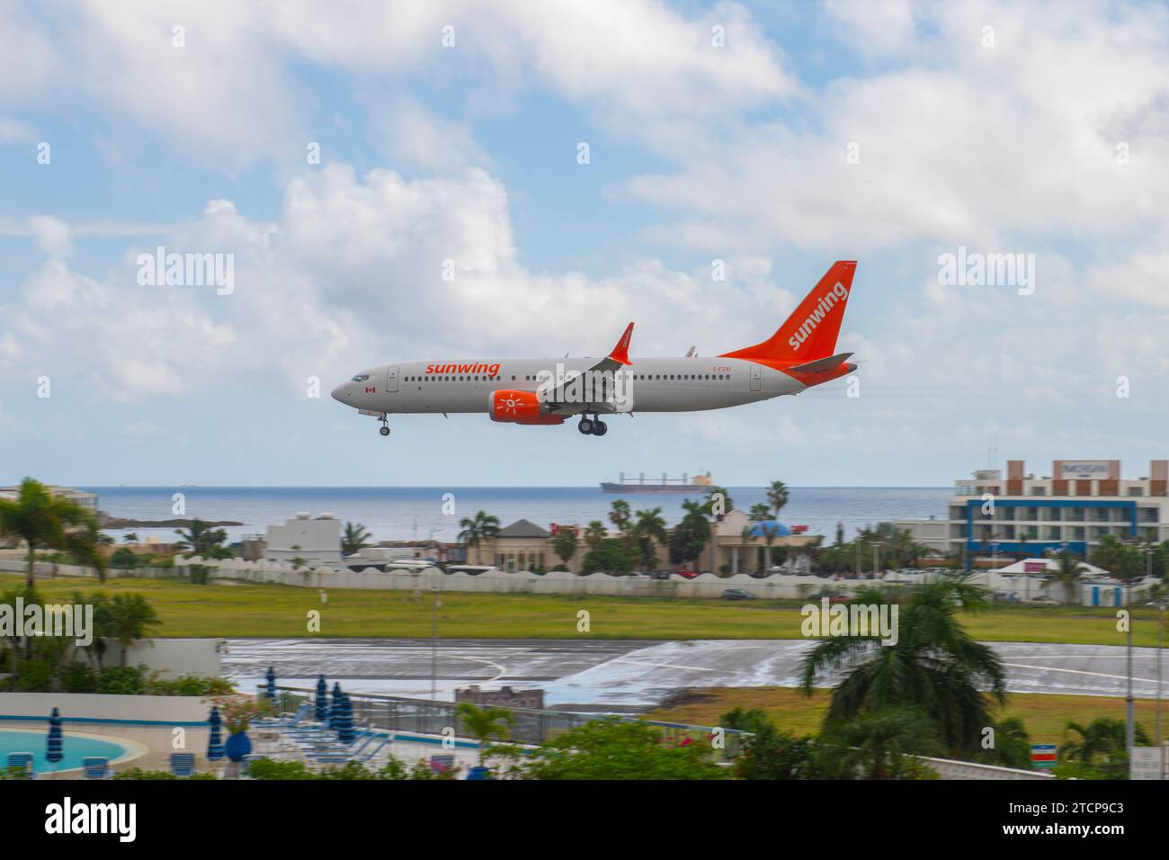 Sunwing Airlines Boeing 747 Max 8 flying over Maho Beach before landing ...