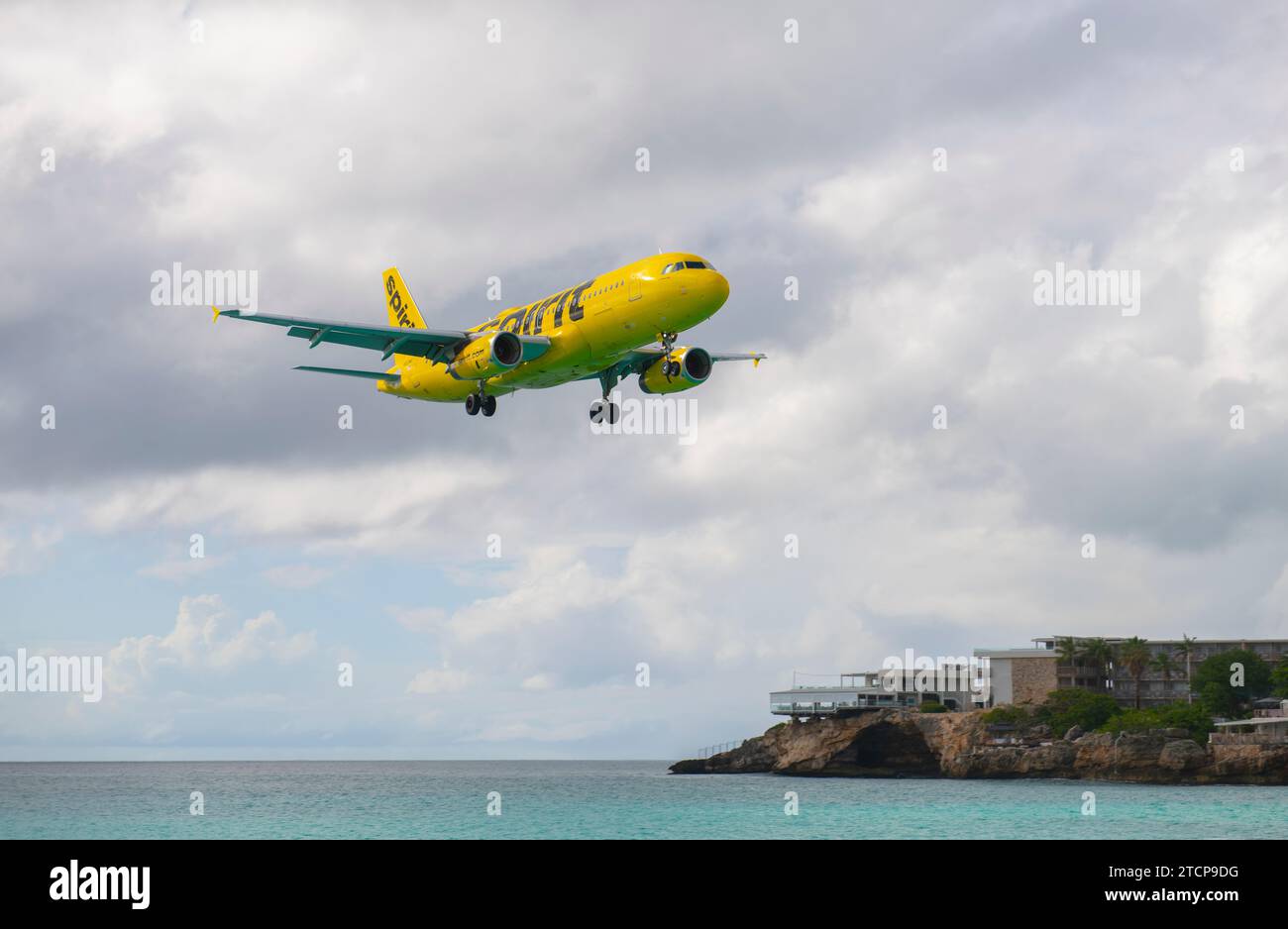 Spirit Airlines Airbus 320 flying over Maho Beach before landing on ...