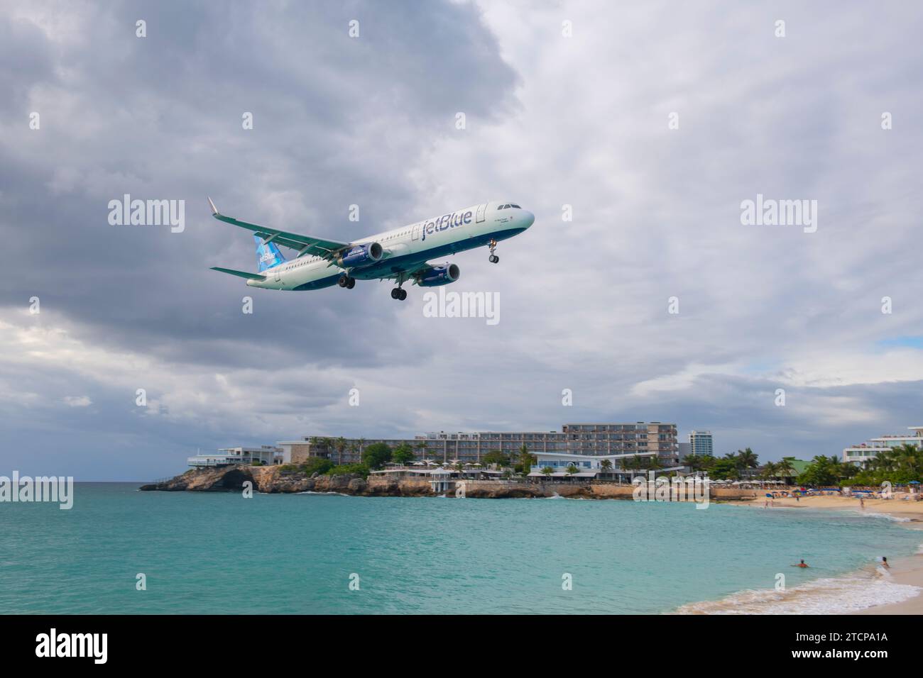 JetBlue Airways Airbus 320 flying over Maho Beach before landing on ...