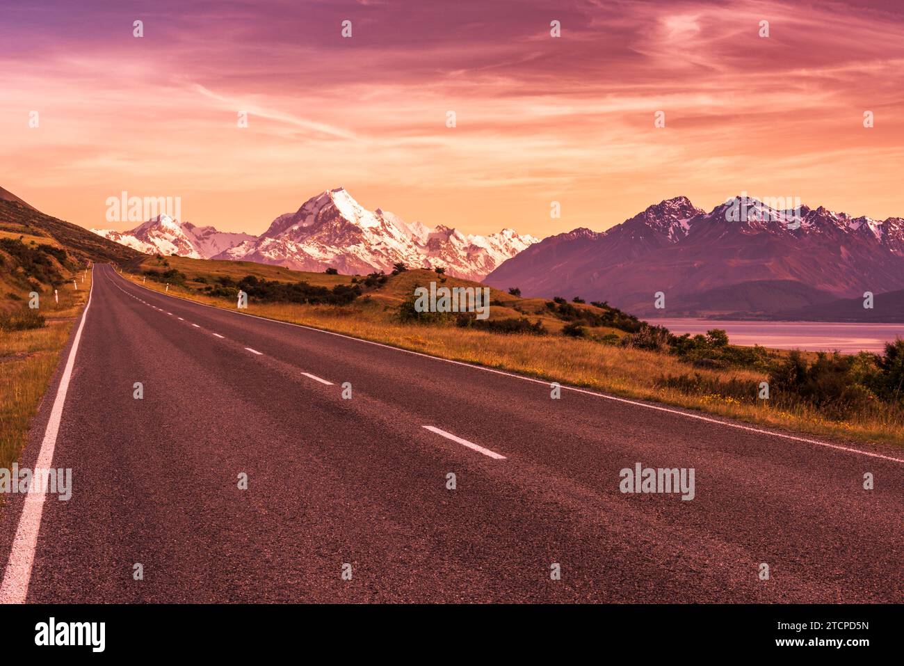 Mount Cook and highway above Lake Pukaki, Aoraki Mount Cook National ...