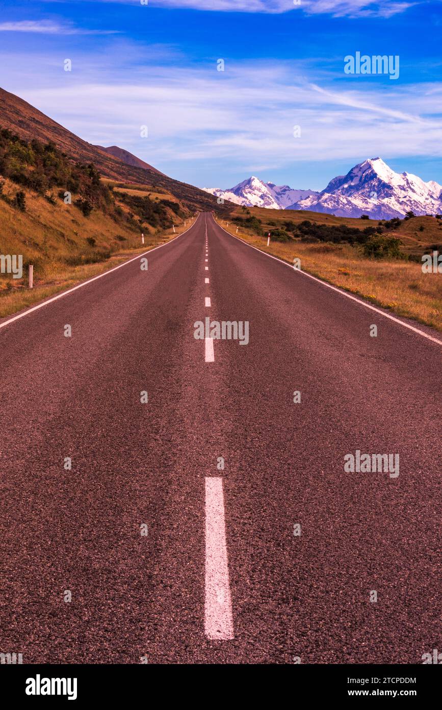 Highway leading to Mount Cook, Aoraki Mount Cook National Park, South ...