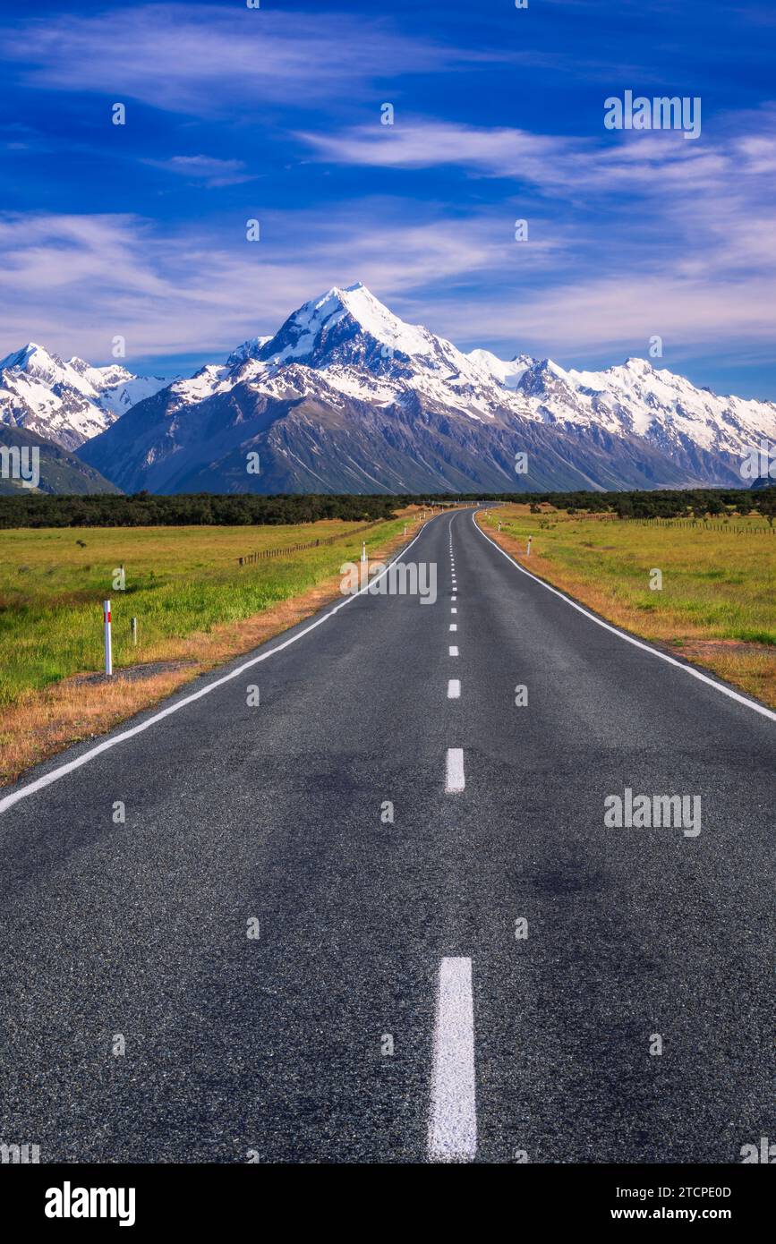 Highway leading to Mount Cook, Aoraki Mount Cook National Park, South ...