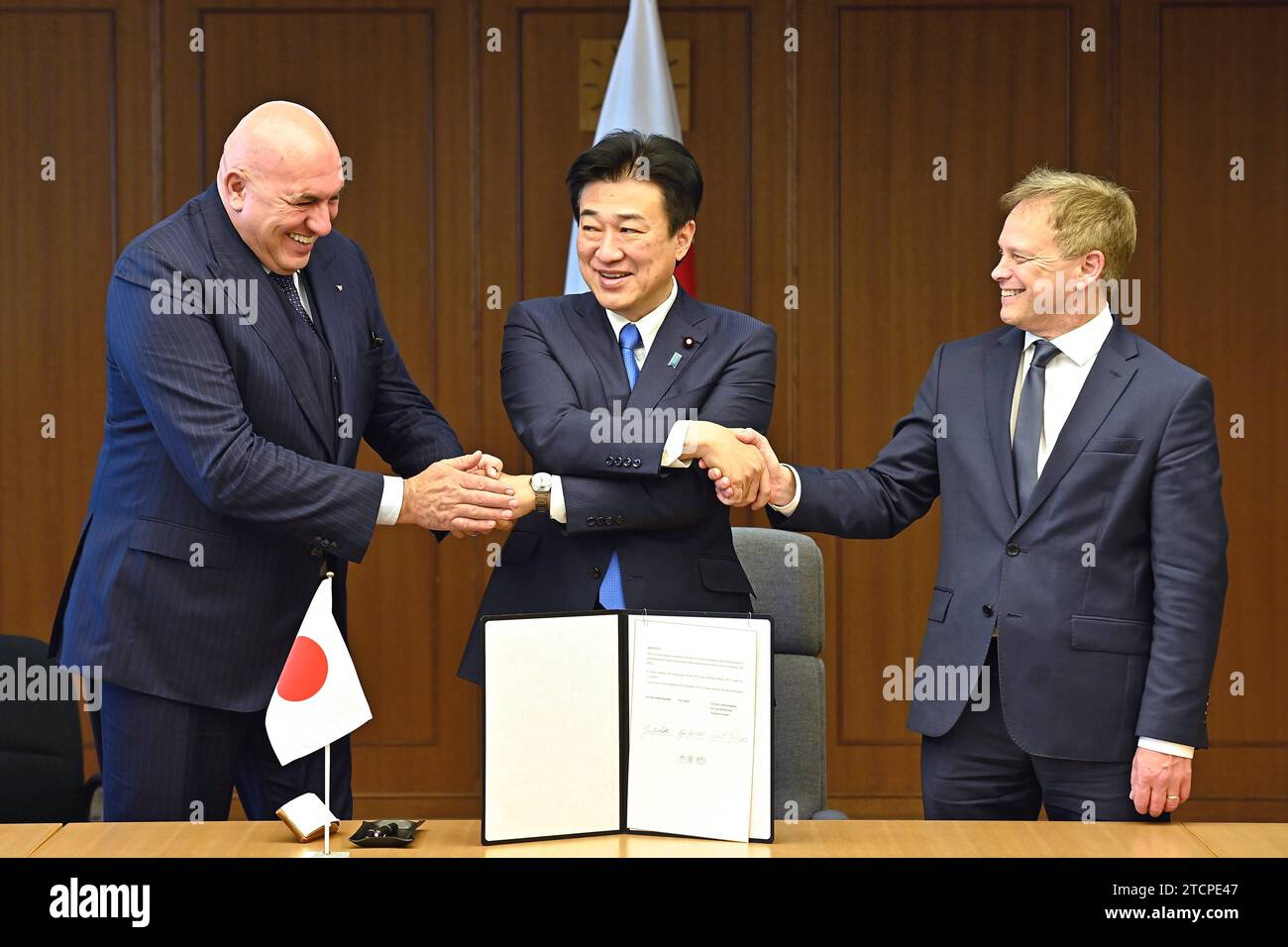 Britain's Defense Minister Grant Shapps, right, Italy's Defense ...