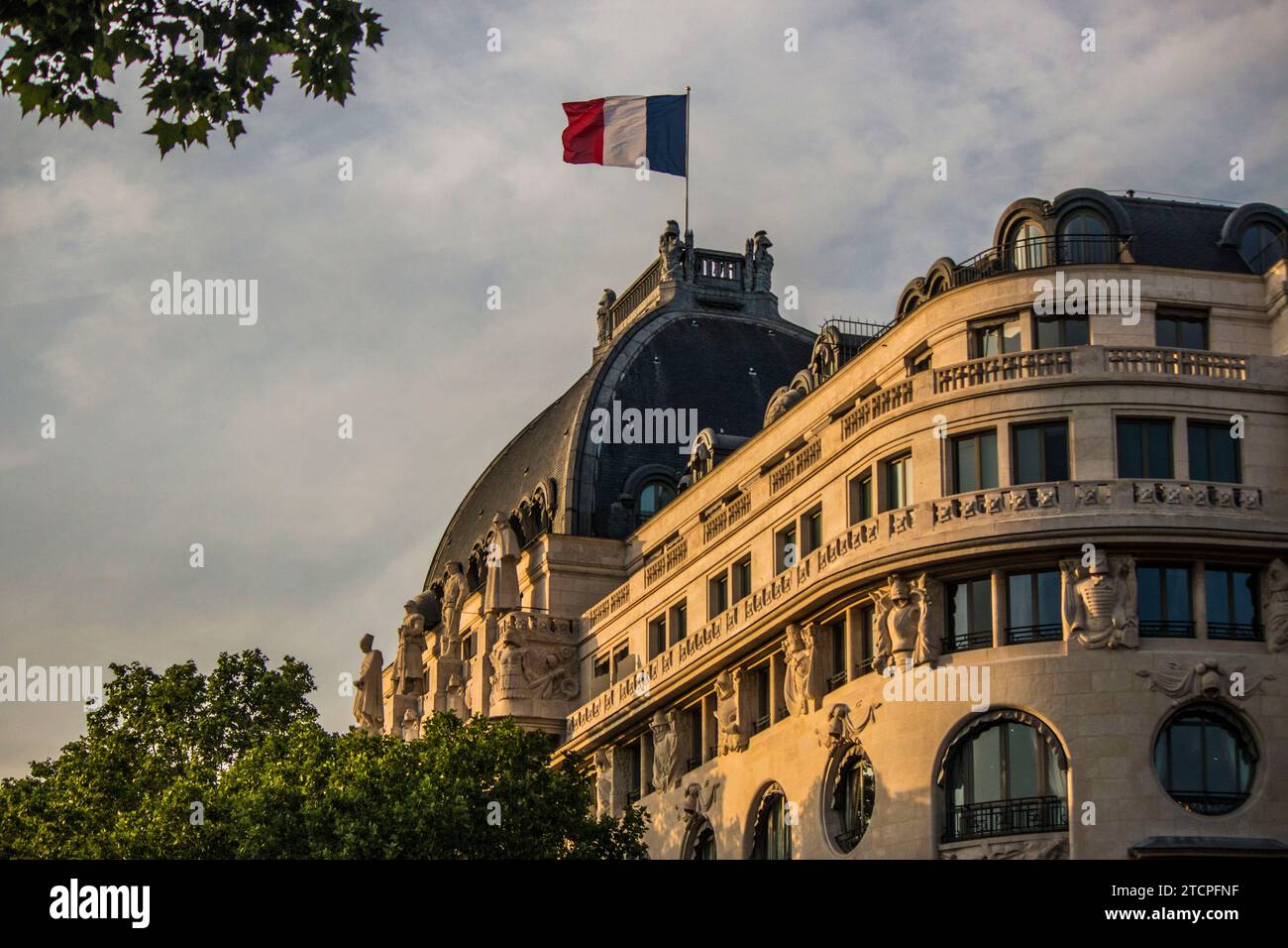 The administrative building of the Cercle National des Armées in Paris ...