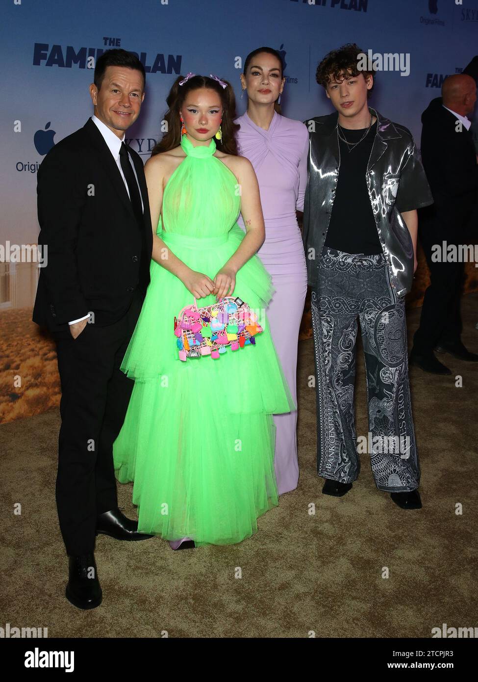 Las Vegas, NV, USA. 13th Dec, 2023. Mark Wahlberg, Zoe Colletti ...