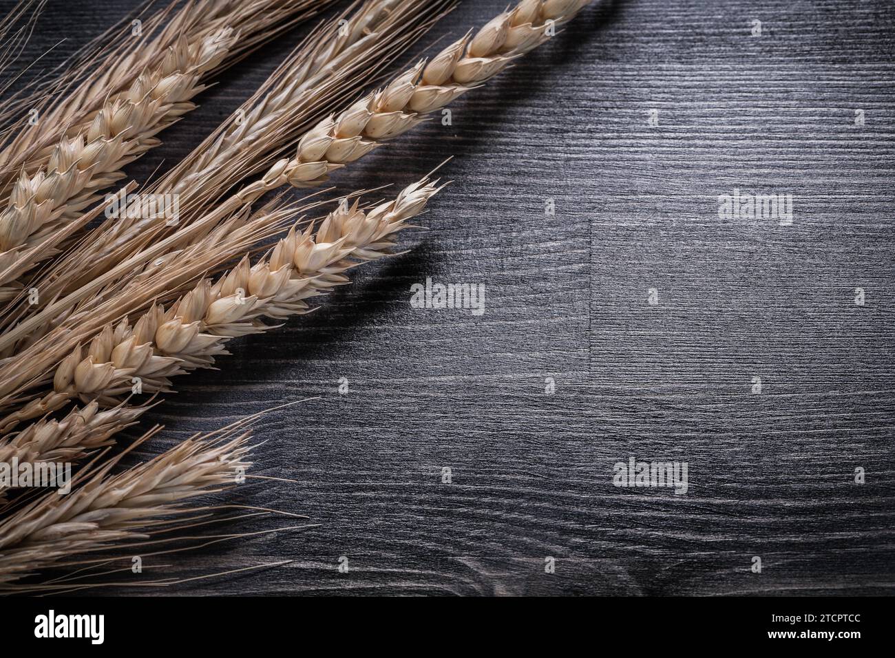 Bundle of wheat hi-res stock photography and images - Alamy