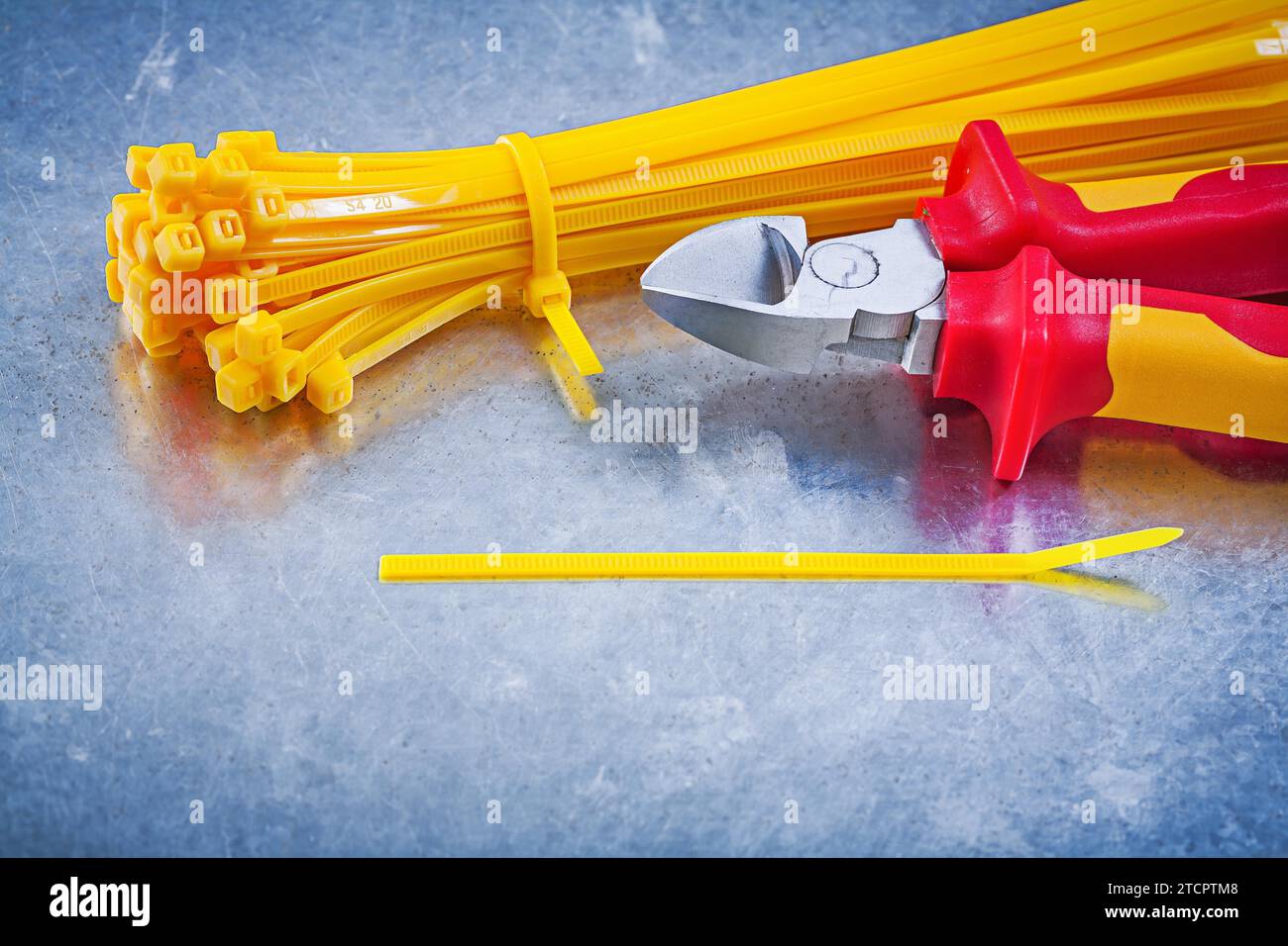 Cable tongs hi-res stock photography and images - Alamy