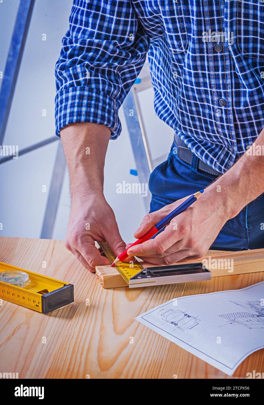 Pencil in the hand of a carpenter Stock Photo - Alamy