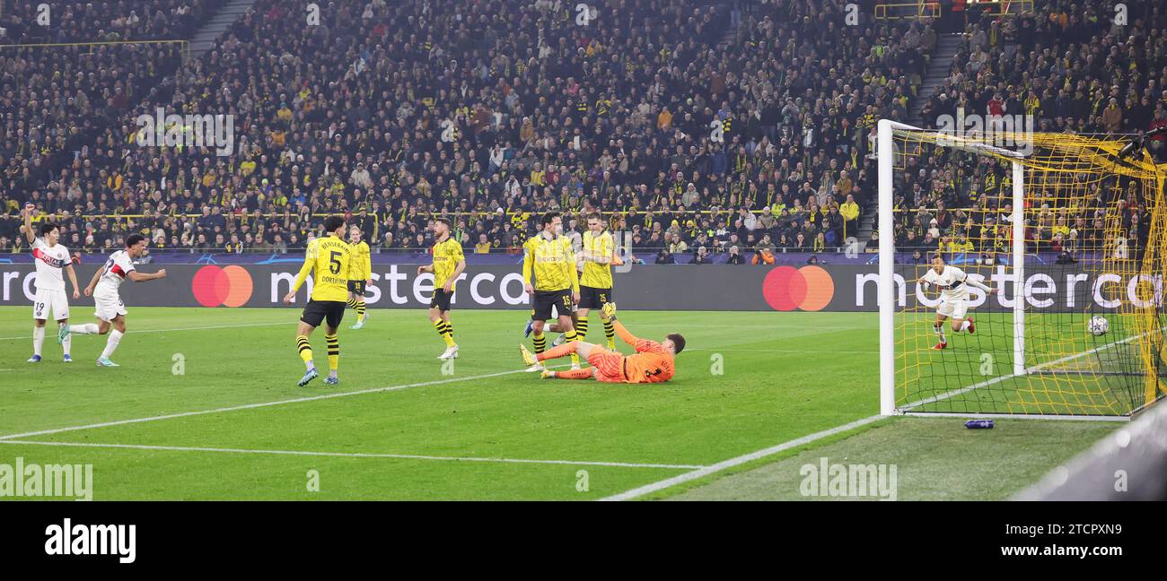 Warren Zaire-Emery of Paris SG scores a goal 1-1 during the UEFA ...