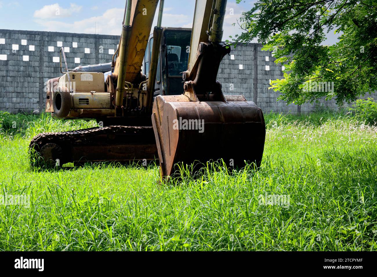 Old rusty dirty excavator hi-res stock photography and images - Alamy