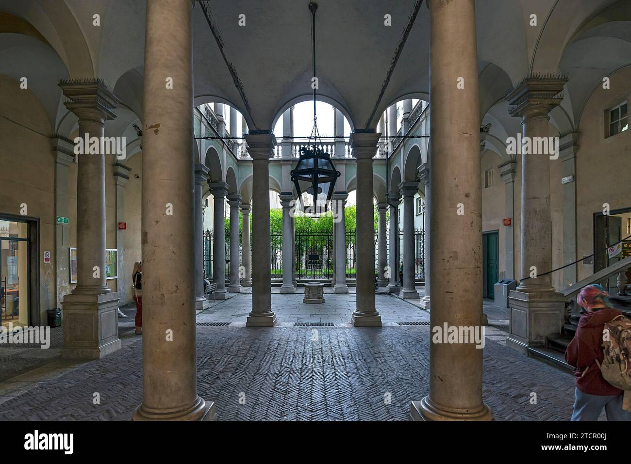 Courtyard of the university building hi-res stock photography and ...