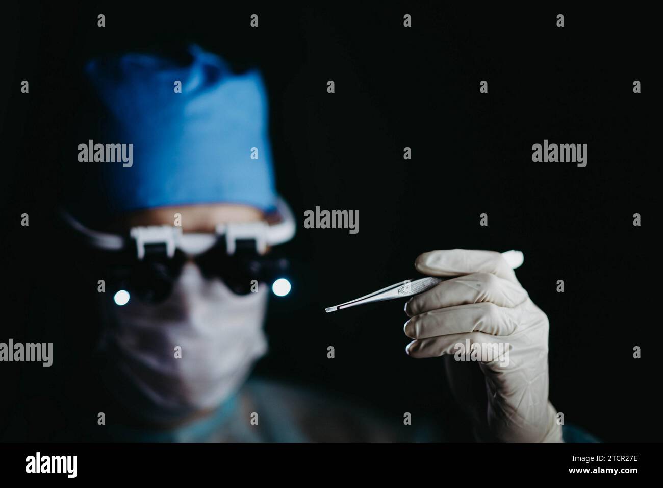 Surgical tweezers hi-res stock photography and images - Alamy