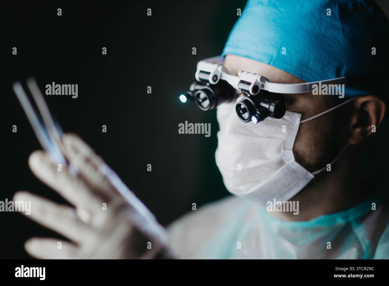 Microsurgeon hi-res stock photography and images - Alamy