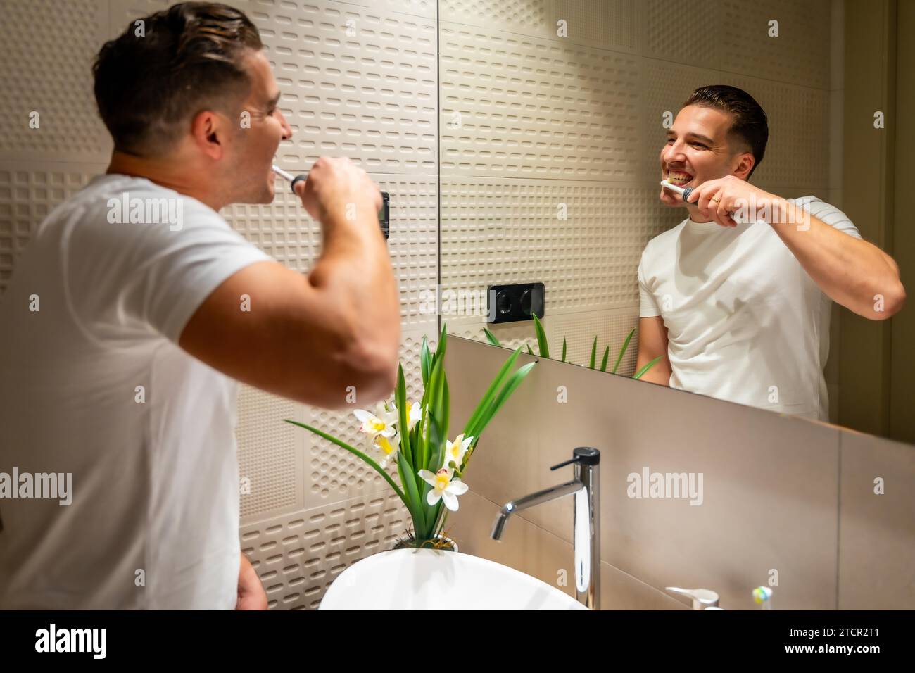 Man home exercise mirror hi-res stock photography and images - Alamy