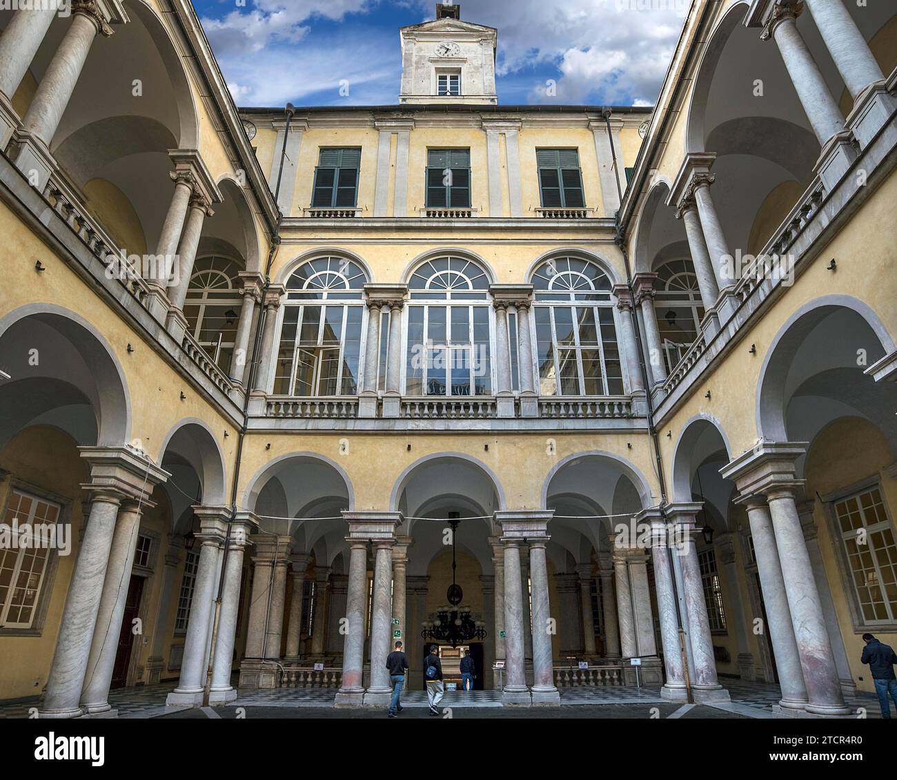 6 courtyard palace hi-res stock photography and images - Alamy