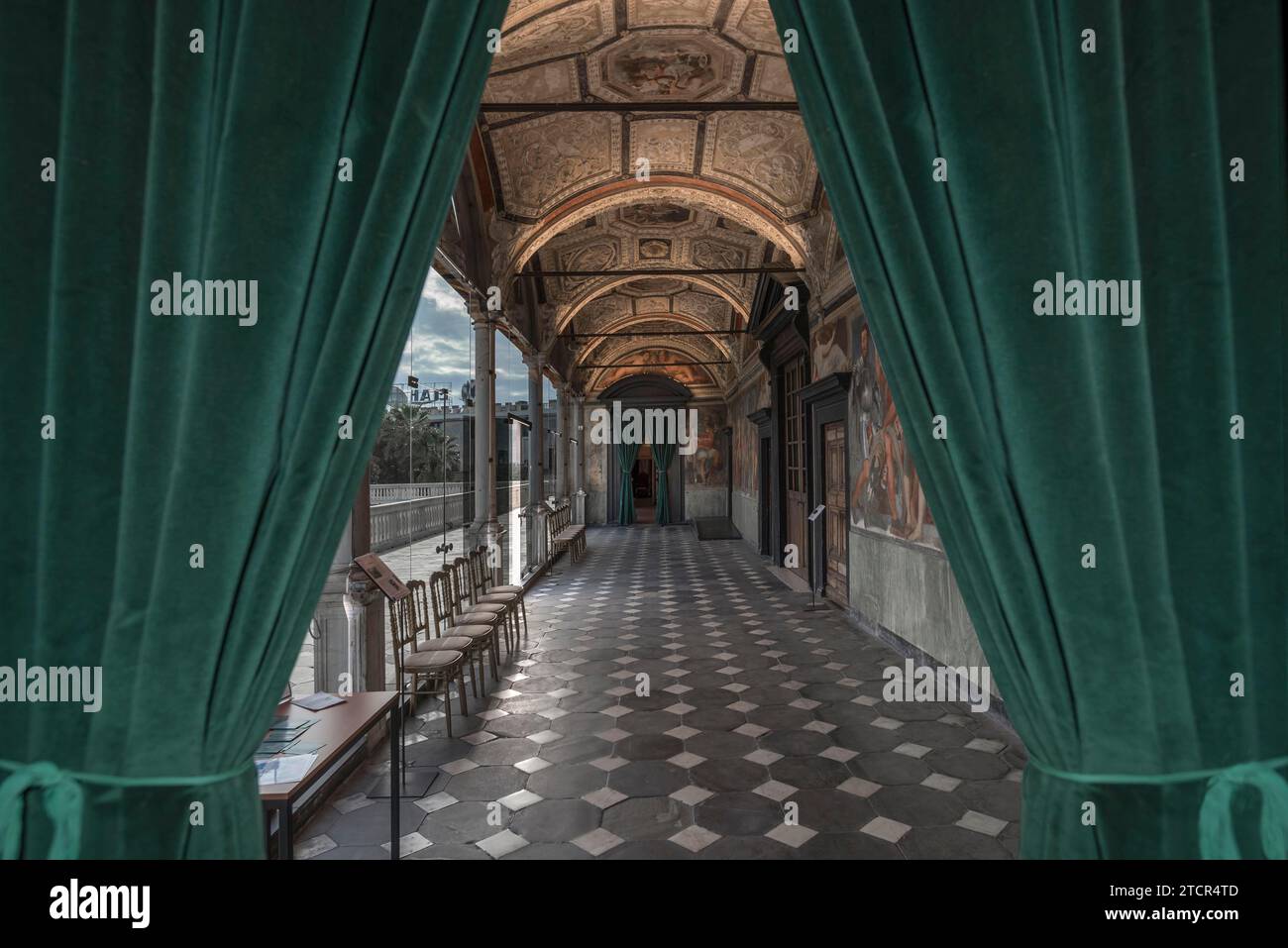 Curtain arch hi-res stock photography and images - Alamy