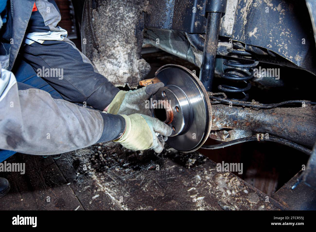 Installing engine hi-res stock photography and images - Alamy