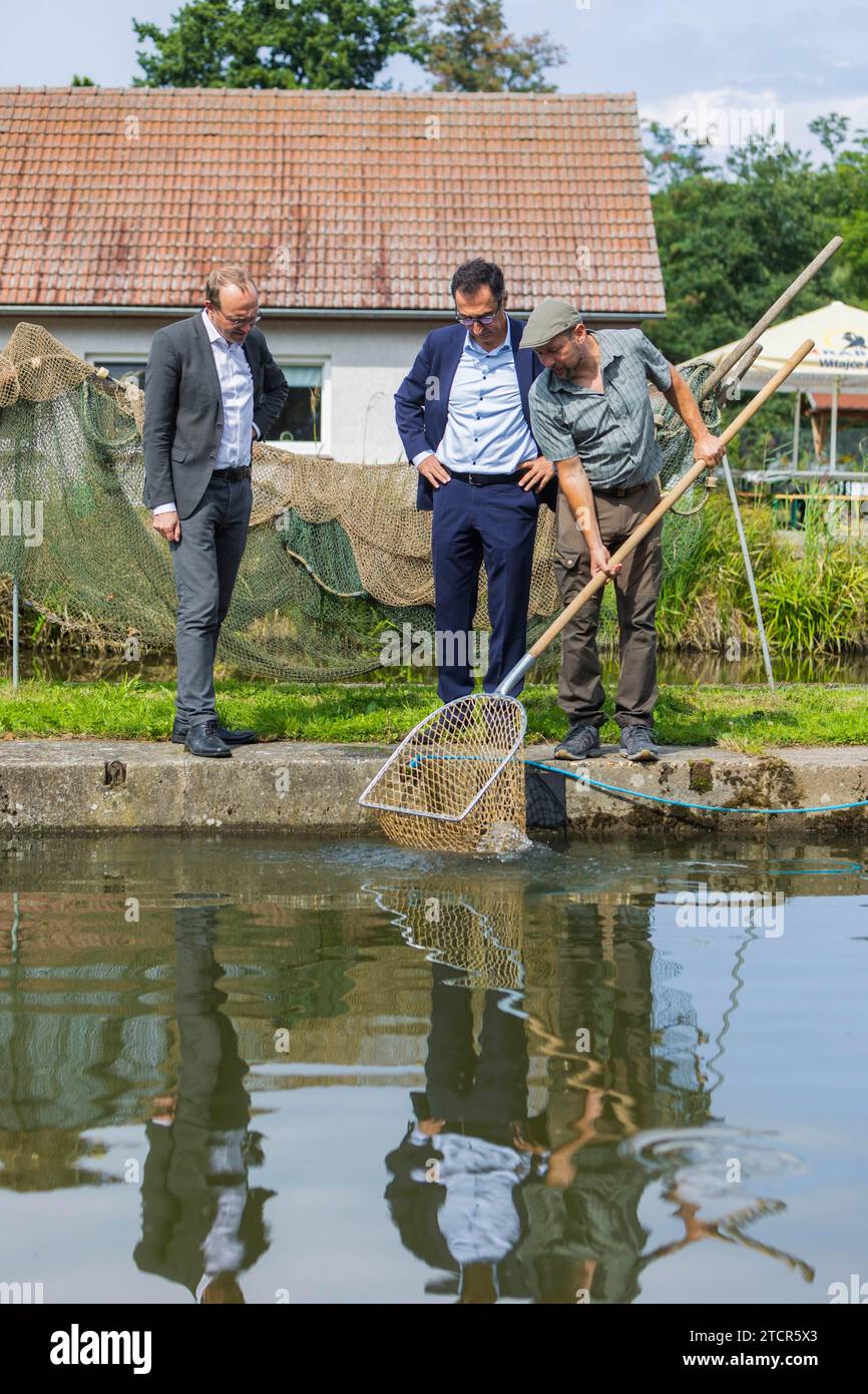 Federal Minister of Food and Agriculture, Cem Oezdemir, visits the ...