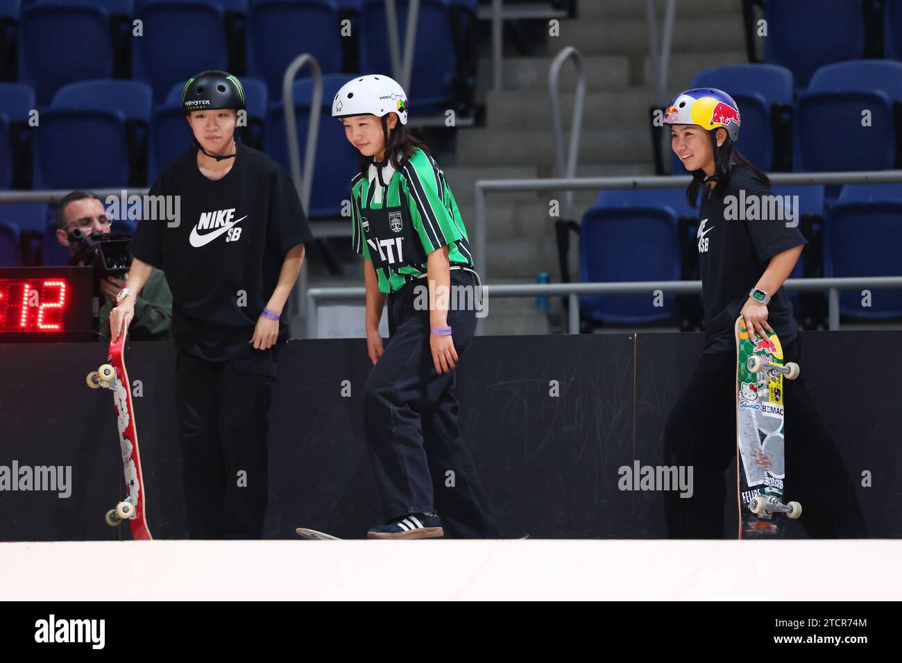 Ariake Coliseum, Tokyo, Japan. 14th Dec, 2023. (L-R) Rizu Akama, Momiji ...