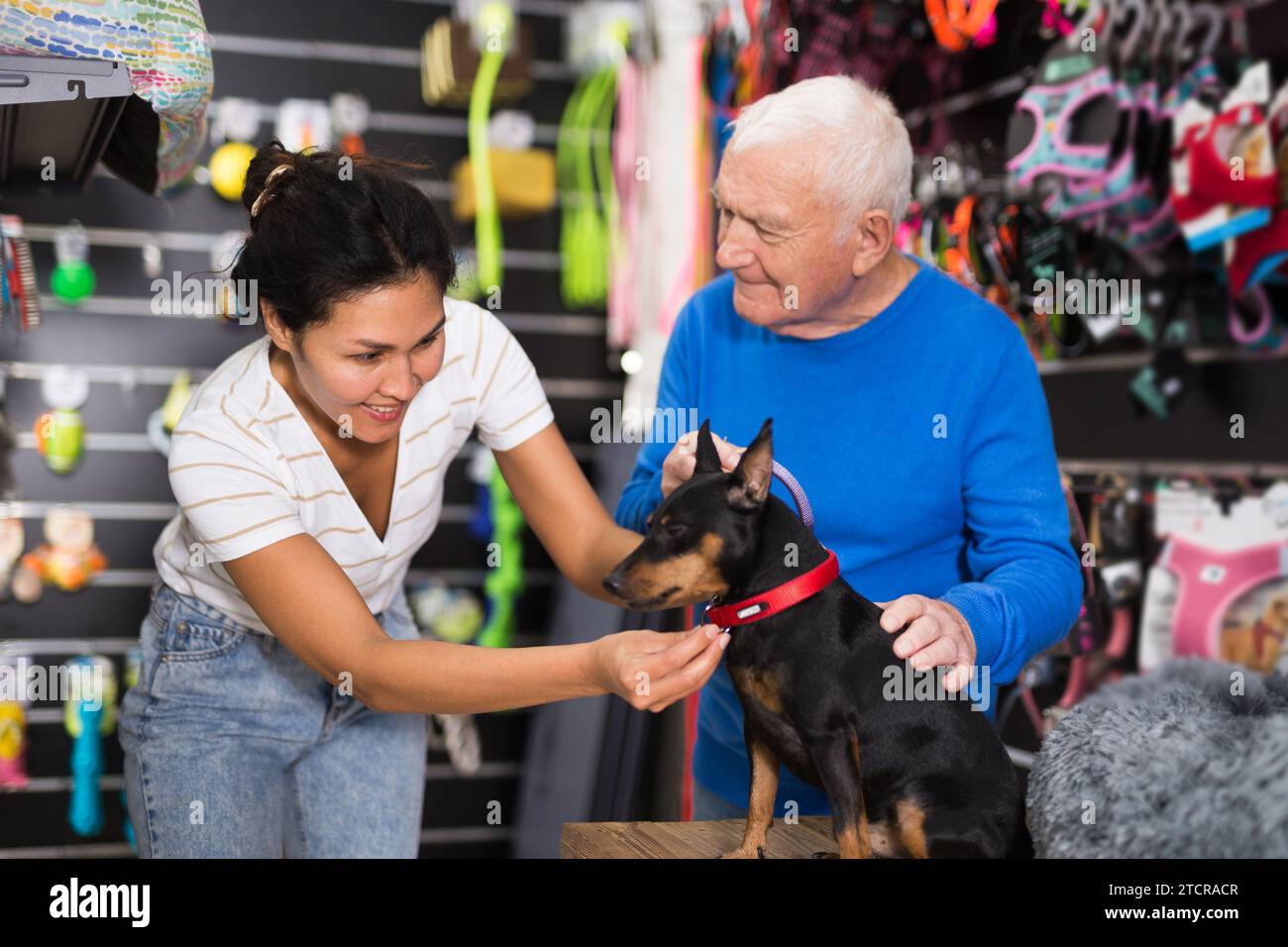 Female pet shop employee hi-res stock photography and images - Alamy
