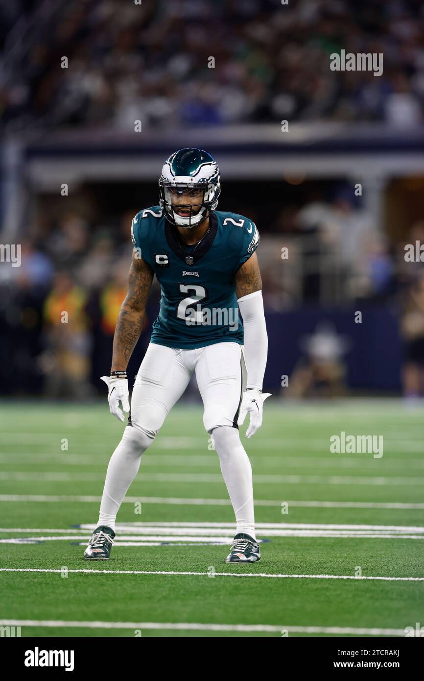 Philadelphia Eagles defensive back Darius Slay (2) lines up the snap ...