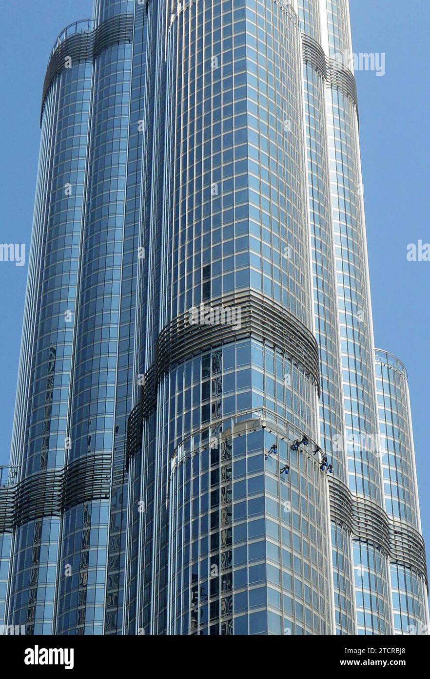 Hanging in the air and cleaning the windows of the Burj Khalifa tower ...