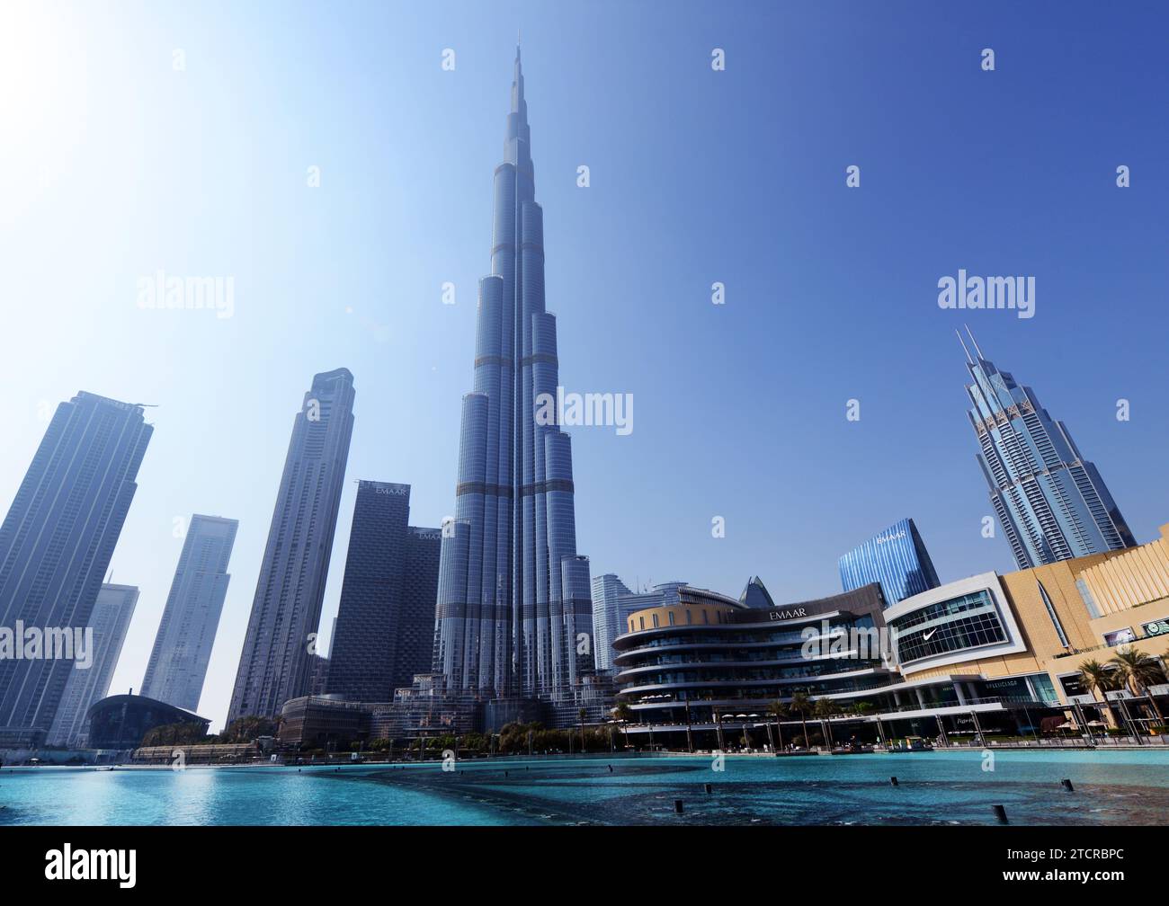 The Dubai Fountain and the Burj Khalifa skyscraper in downtown Dubai ...