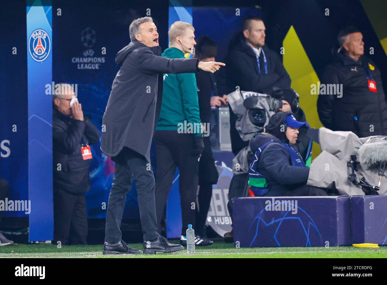 DORTMUND, GERMANY - DECEMBER 13: Trainer Luis Enrique (Paris Saint ...
