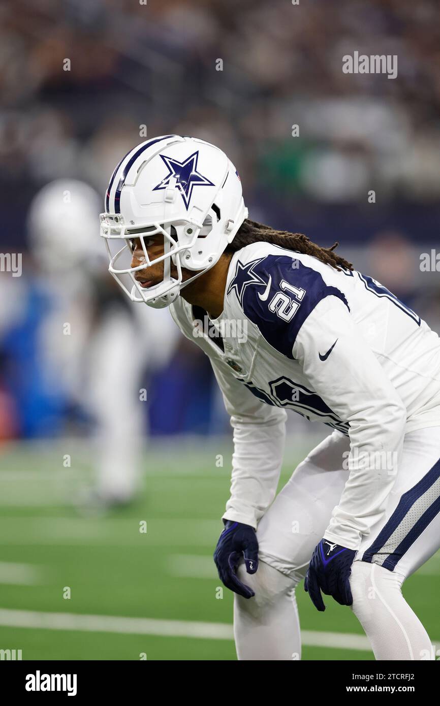 Dallas Cowboys defensive back Stephon Gilmore (21) lines up for the ...