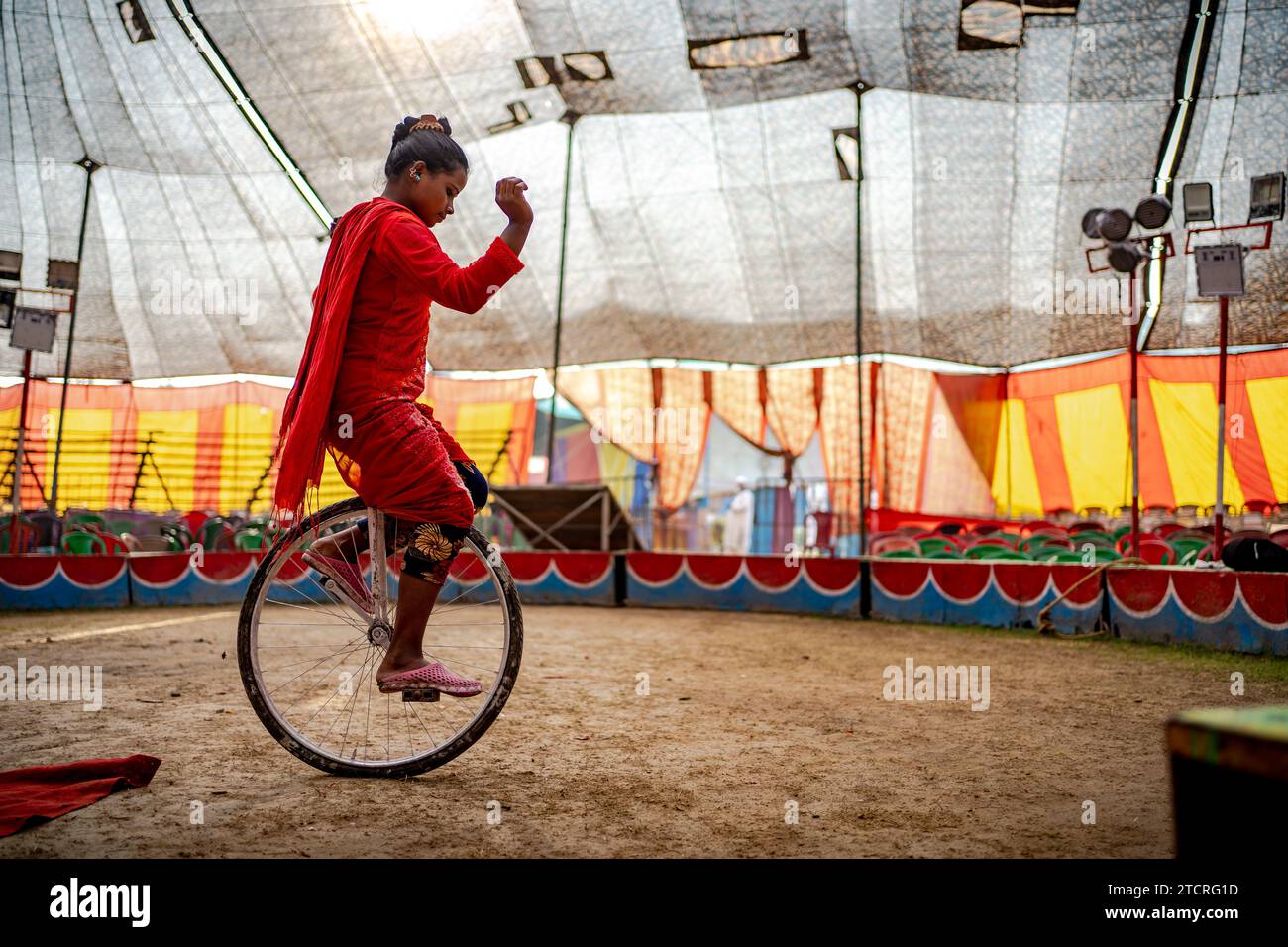 Kolkata, India. 14th Dec, 2023. A woman circus performer practices her ...