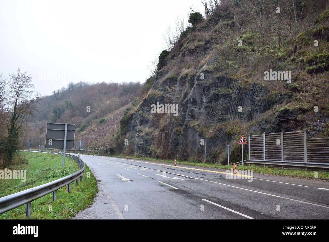 cliff at the roadside Stock Photo - Alamy