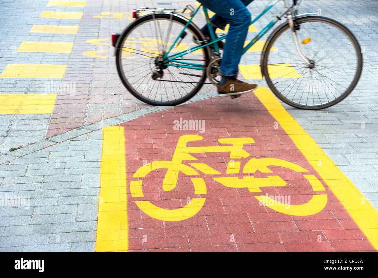 Bicycle crossing sign hi-res stock photography and images - Alamy