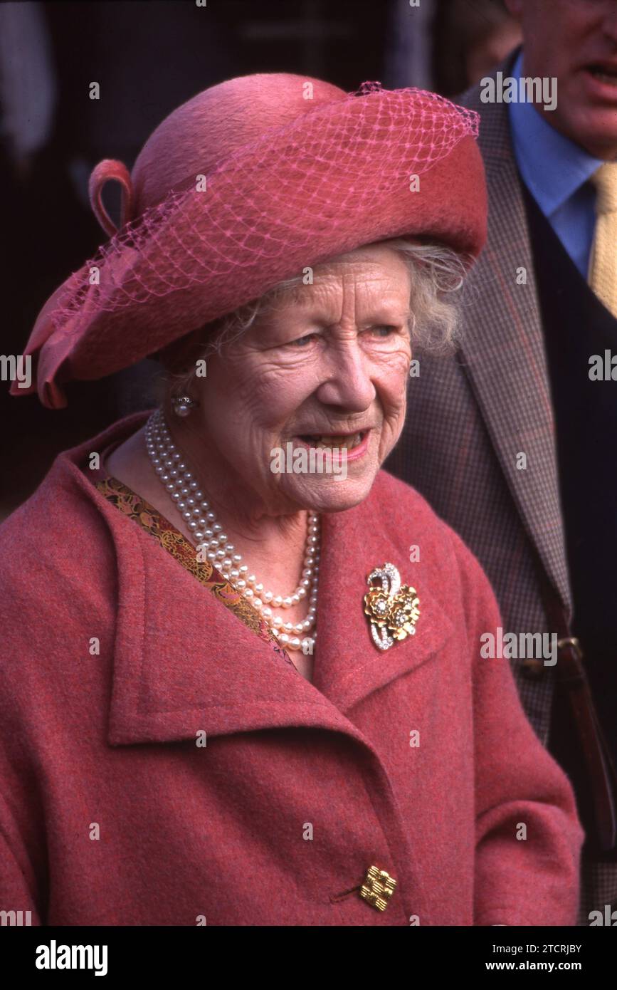 Queen mother at the races hi-res stock photography and images - Alamy