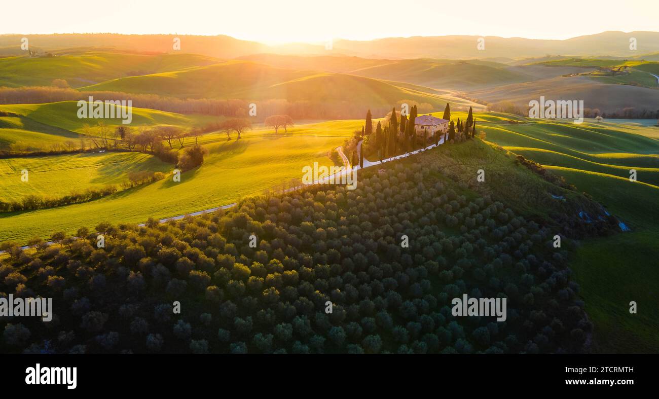 Tuscany, farmhouse and landscape on the hills of Val d'Orcia - Italy ...