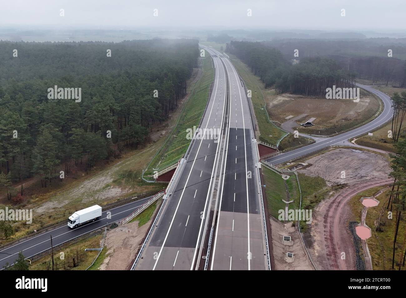 14 December 2023, Saxony-Anhalt, Lüderitz: View of a section of the A14 ...