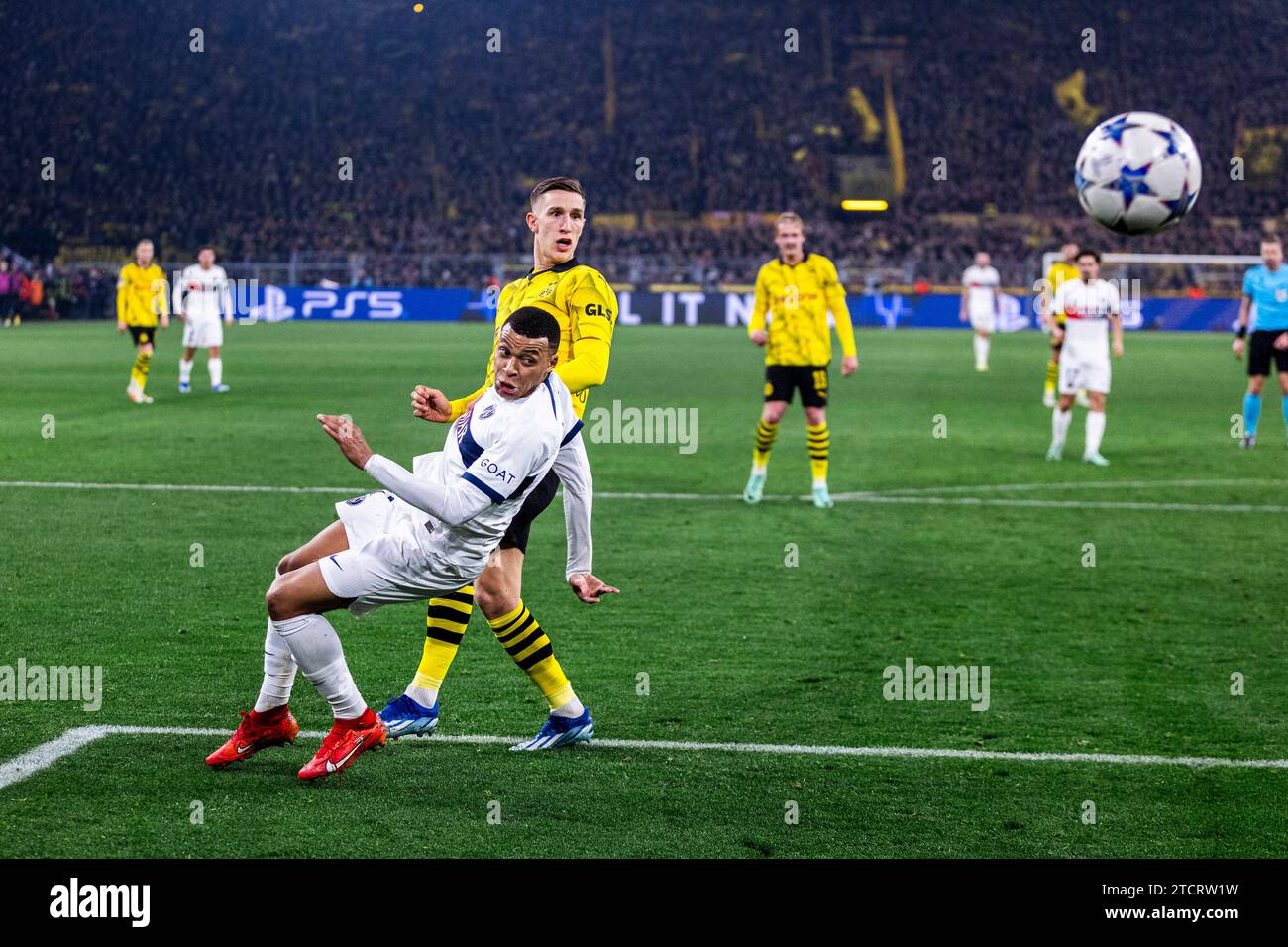 Dortmund, SignaI Iduna Park, 13.12.23: Kylian Mbappé (Paris) (L) challenges Nico Schlotterbeck ...