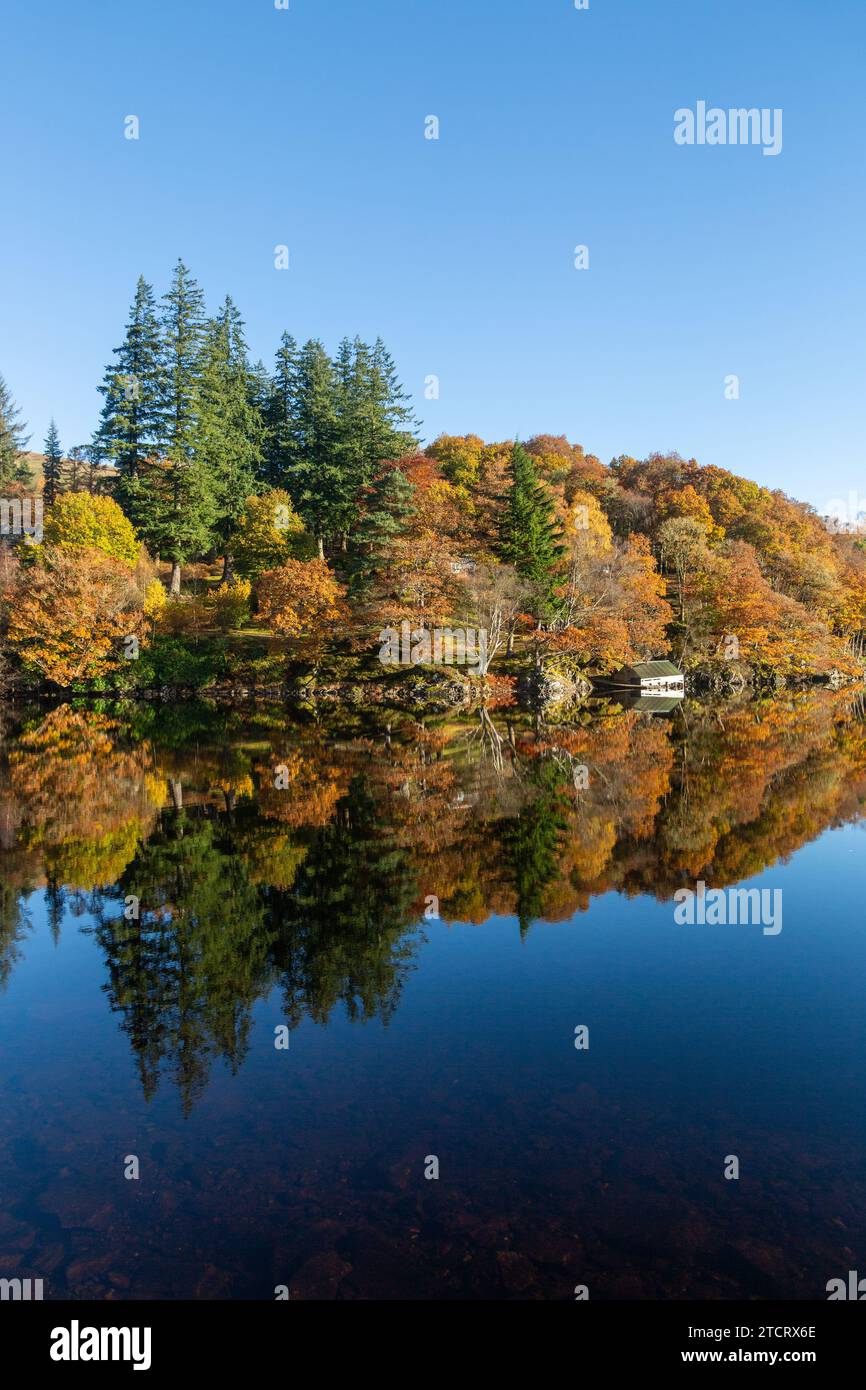 Beautiful Autumn colours on Loch Ard in the Trossachs National Park ...