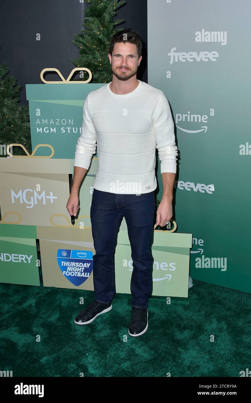 Robbie amell upload hi-res stock photography and images - Alamy