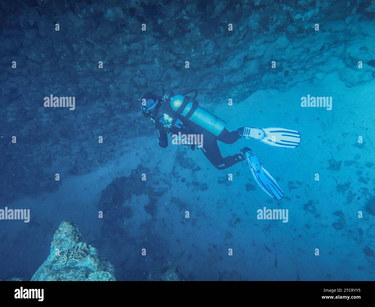 Taucher in Felsspalte , Unterwasser-Foto, Tauchplatz The Canyon, Dahab ...