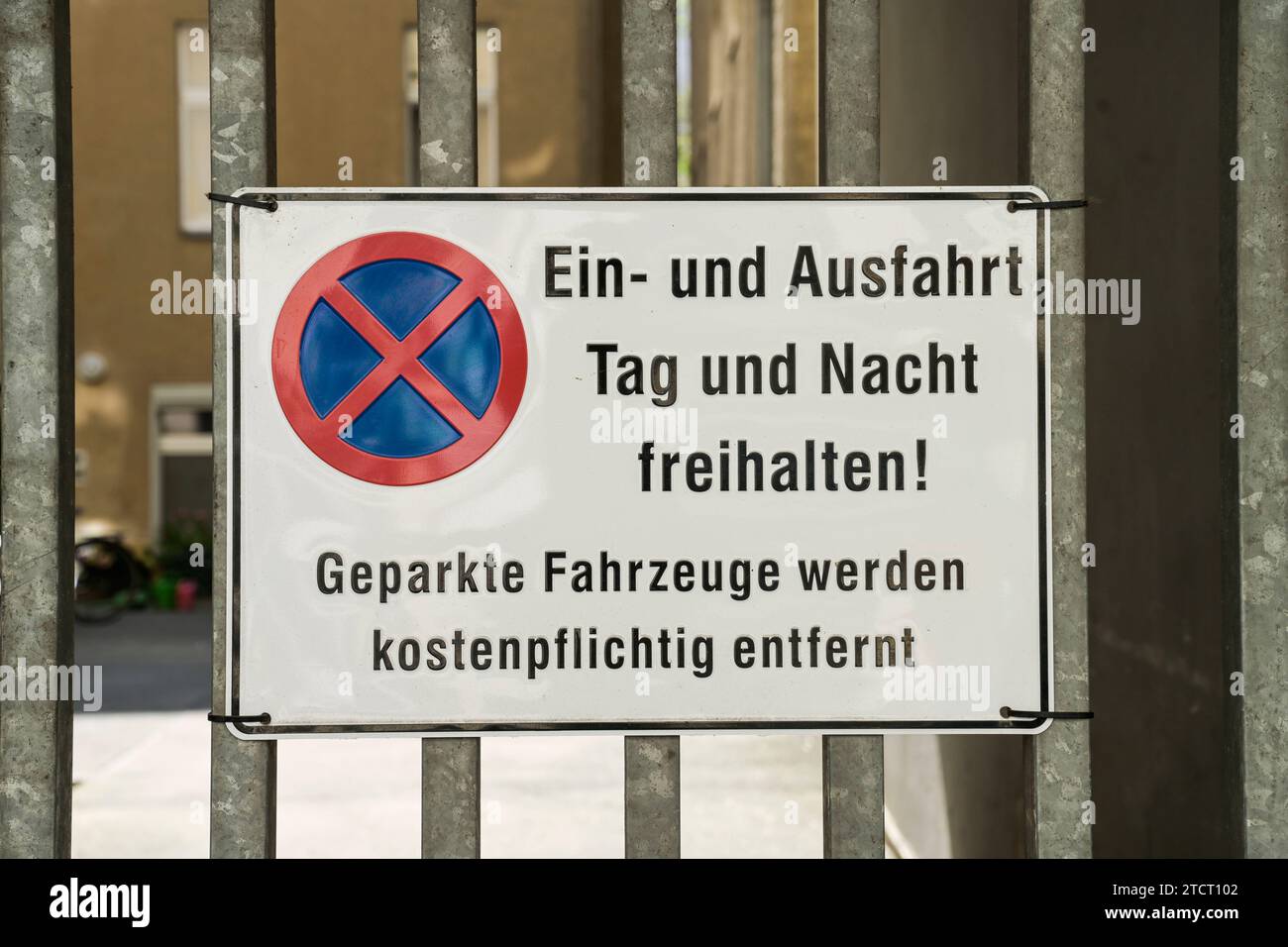 Einfahrt Ausfahrt freihalten, Verbotsschild, Deutschland *** Local ...