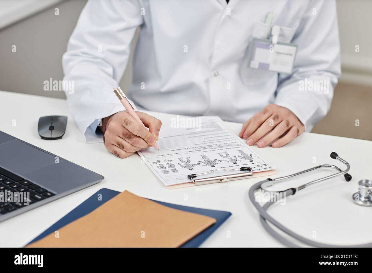 Doctor writing in patients chart hi-res stock photography and images ...