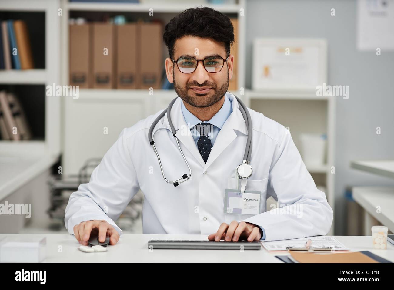Muslim doctor working hi-res stock photography and images - Alamy