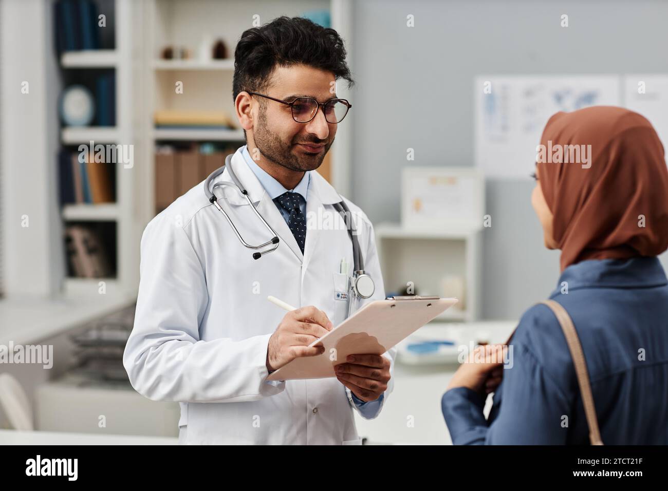 Muslim physician hi-res stock photography and images - Alamy