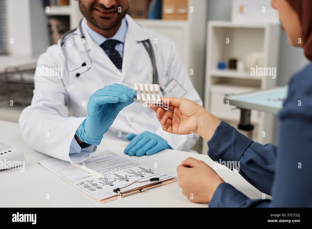 Doctor giving pills patient table hi-res stock photography and images ...