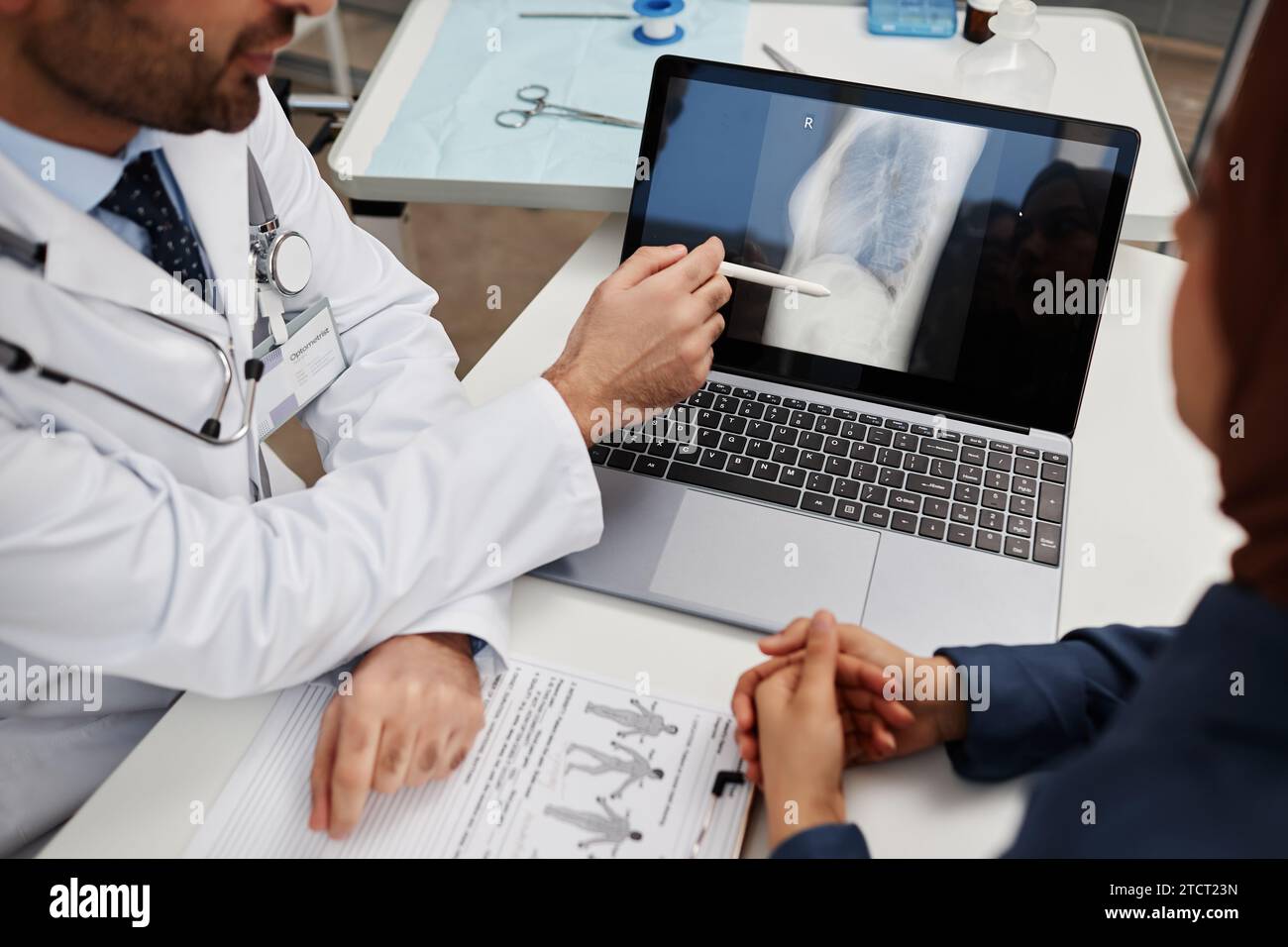 Physician Explaining X-ray Result to Patient Stock Photo - Alamy