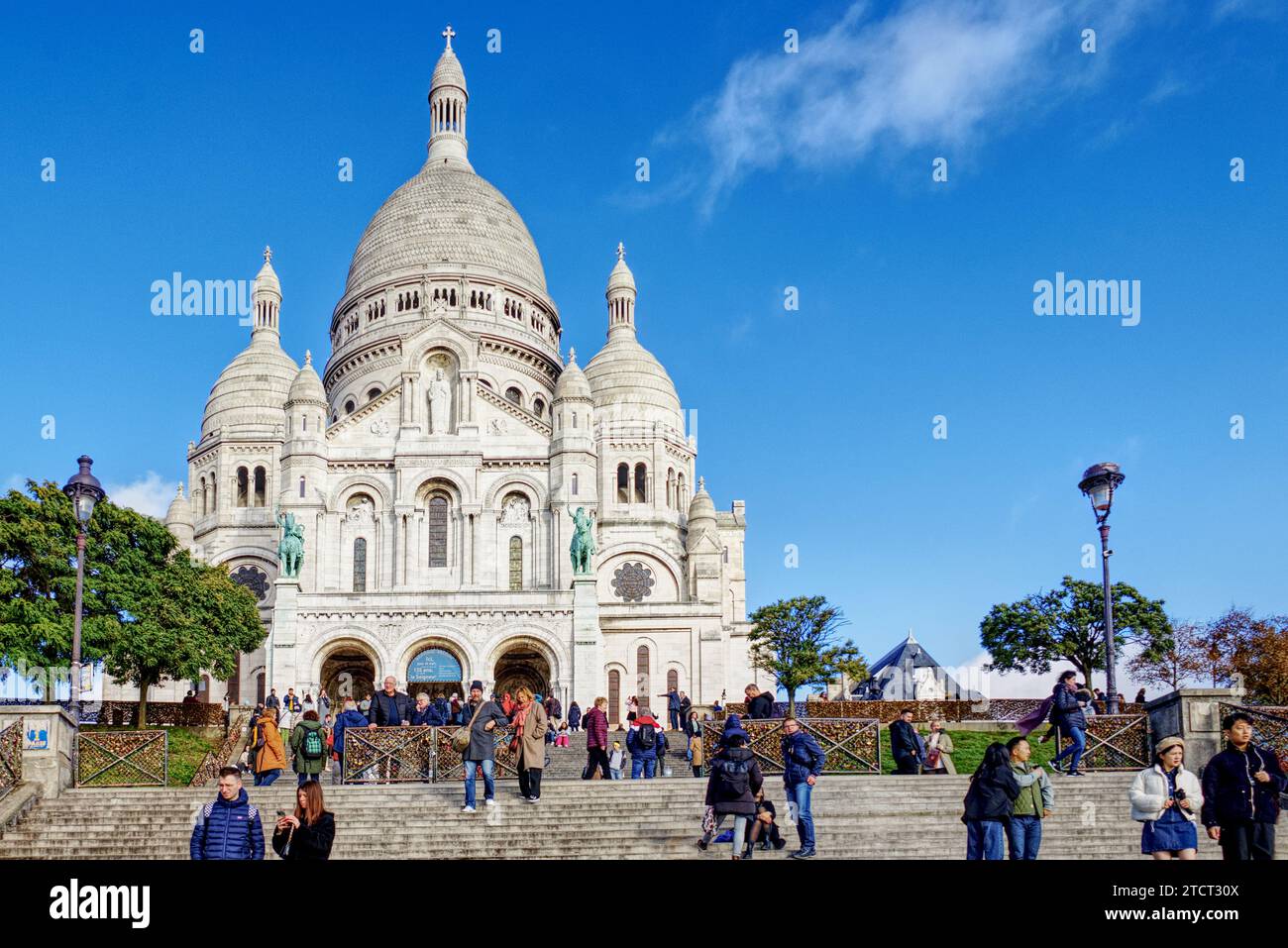 Tourists climb the steps up to Sacré-Coeur Basilica, Montmartre, Paris ...
