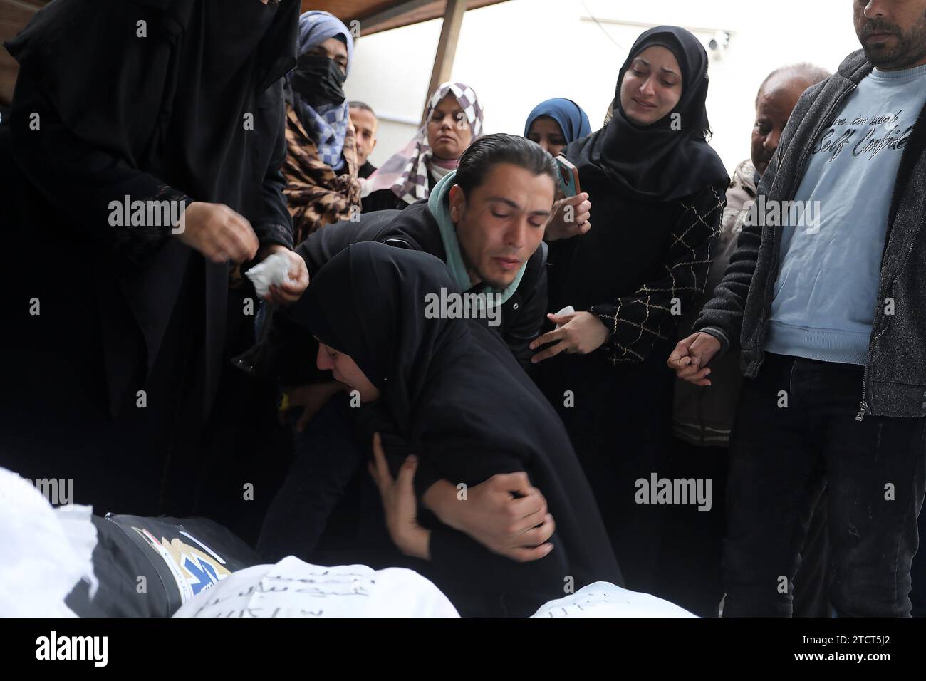 Rafah, Gaza. 14th Dec, 2023. Palestinians mourn the death of relatives ...