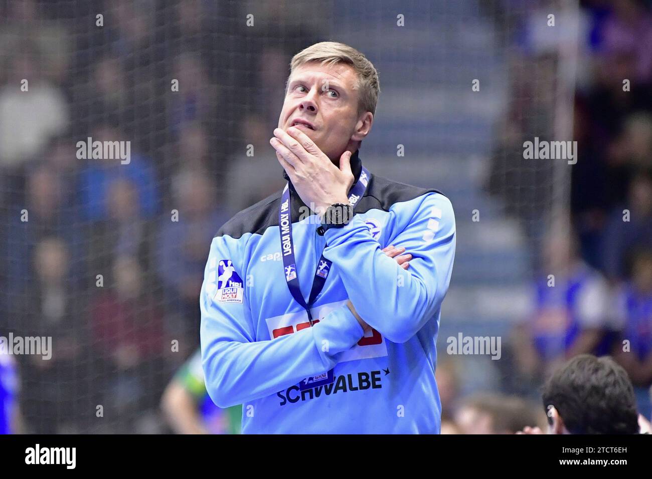 Gudjon Valur Sigurdsson (VfL Gummersbach Trainer) reibt sich mit der ...