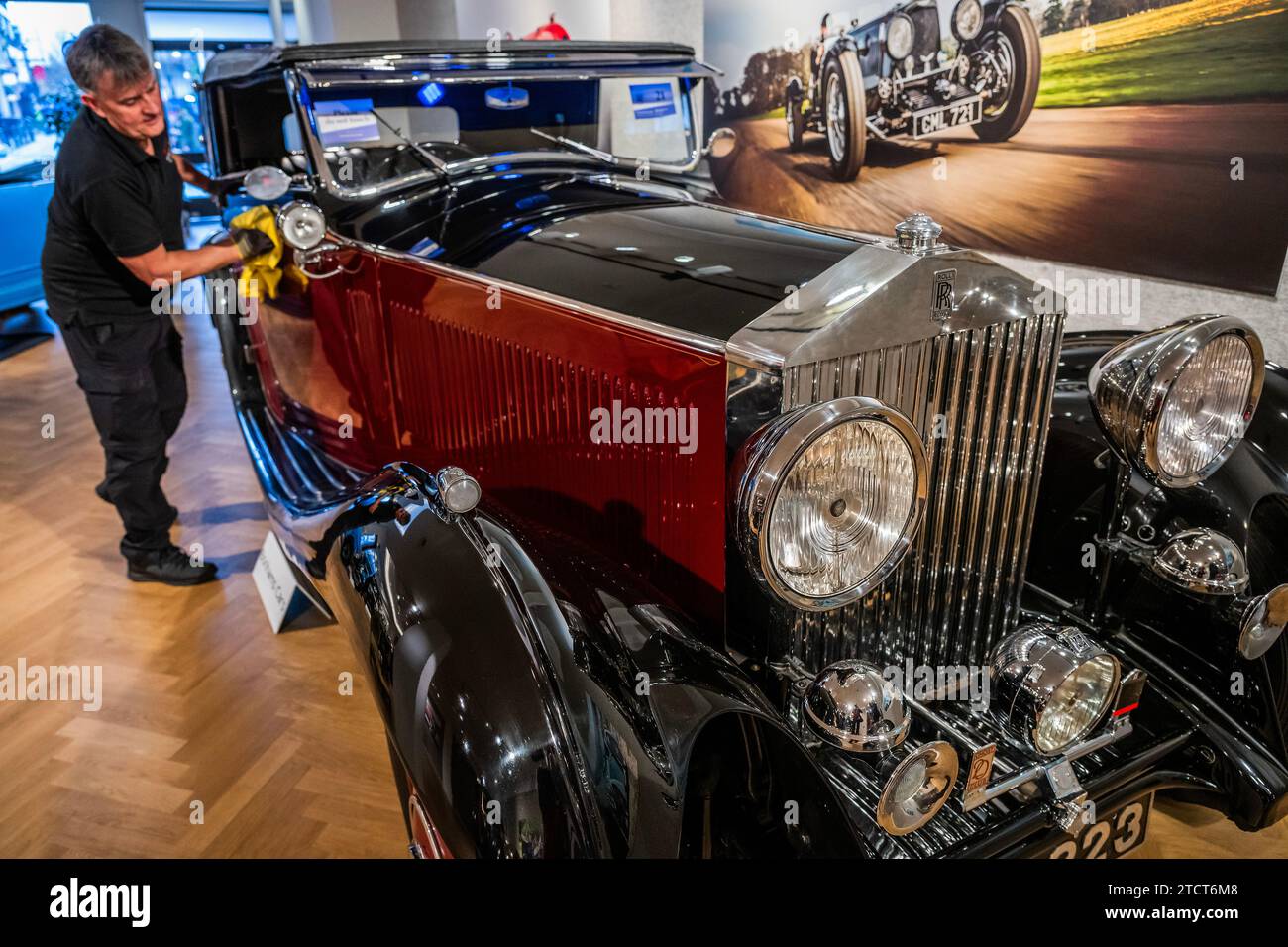 London, UK. 14th Dec, 2023. A final polish of 1933 Rolls-Royce 20/25hp ...