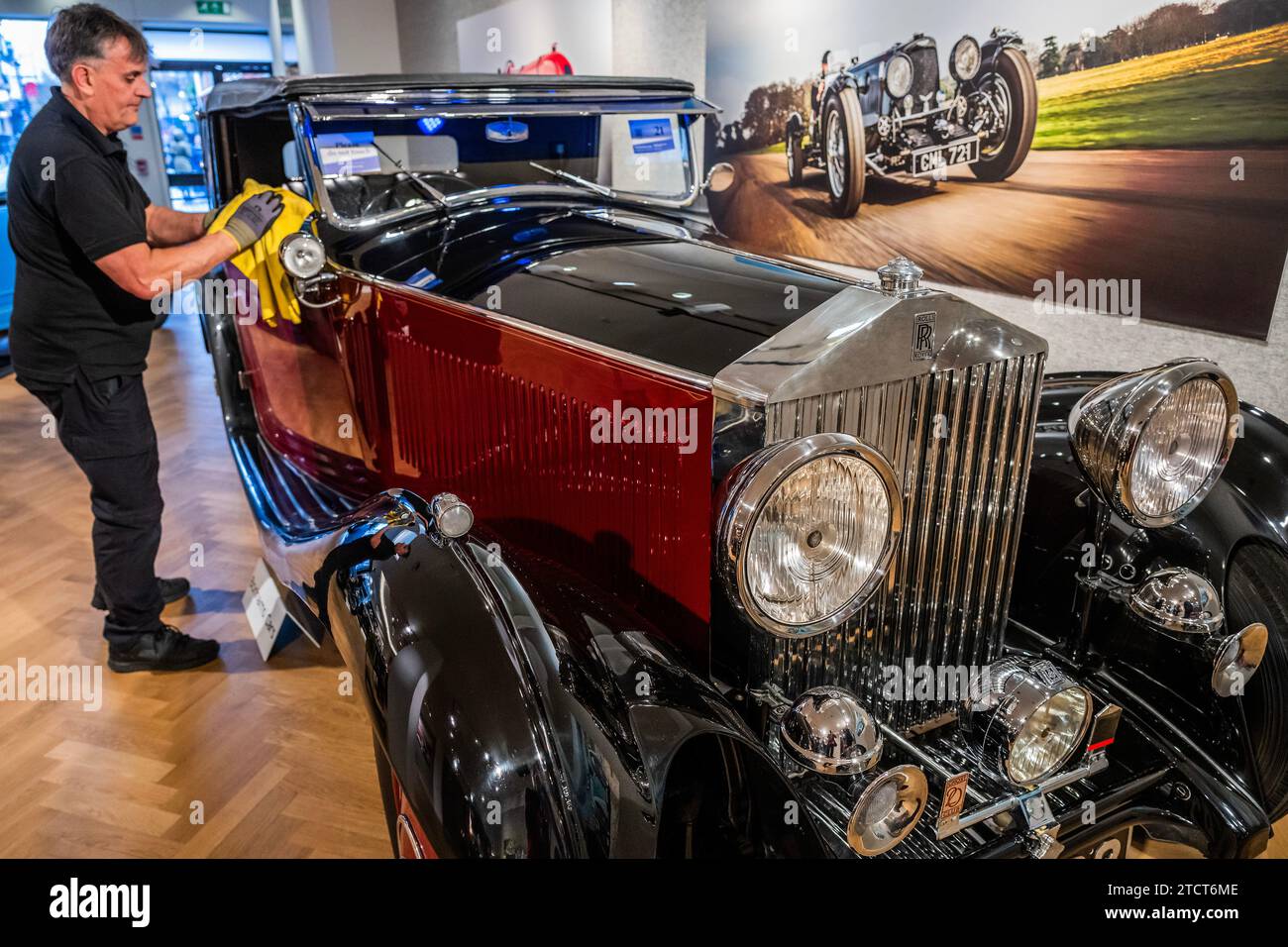 London, UK. 14th Dec, 2023. A final polish of 1933 Rolls-Royce 20/25hp ...